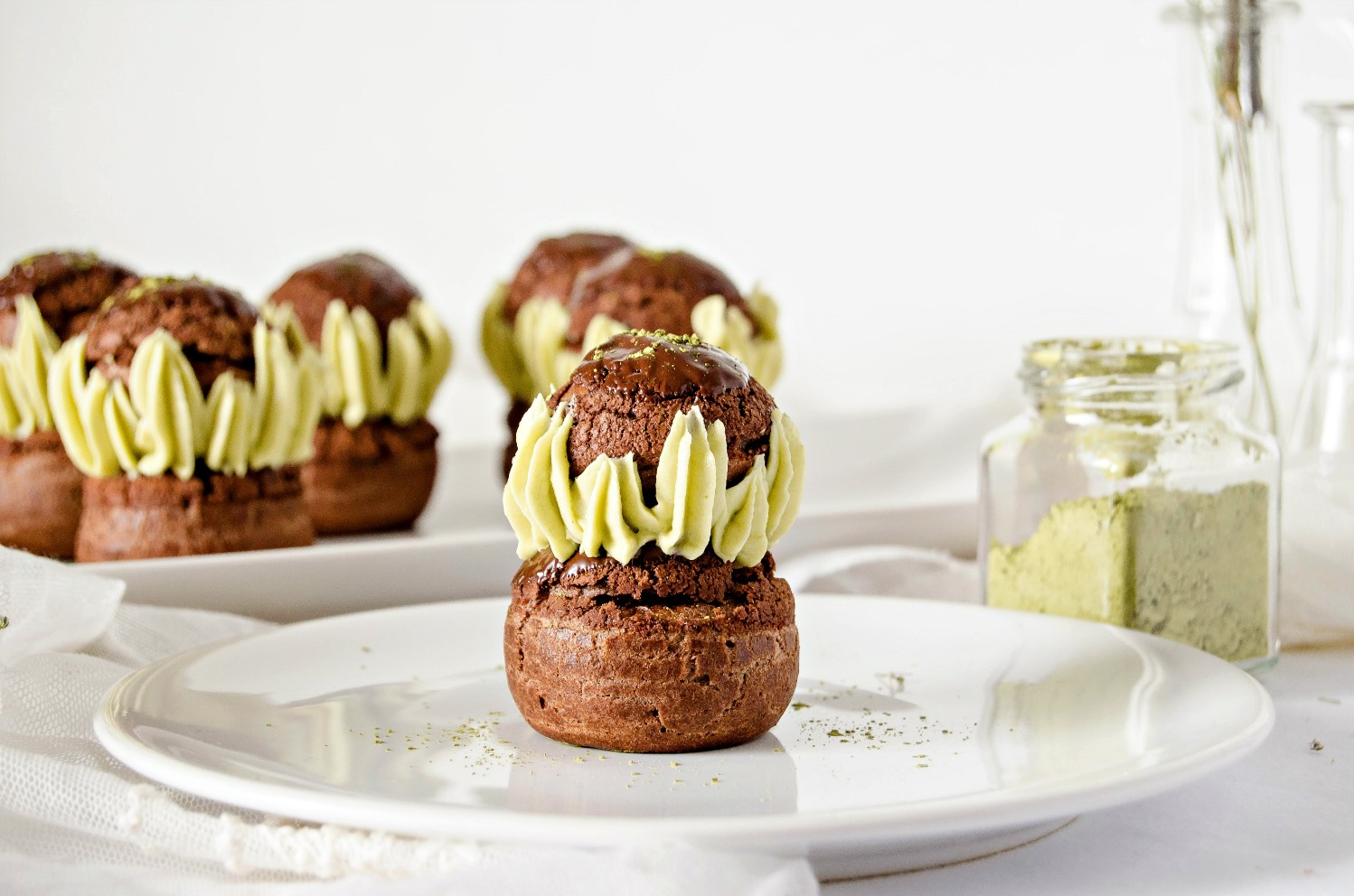 Religieuse cu ciocolata si matcha